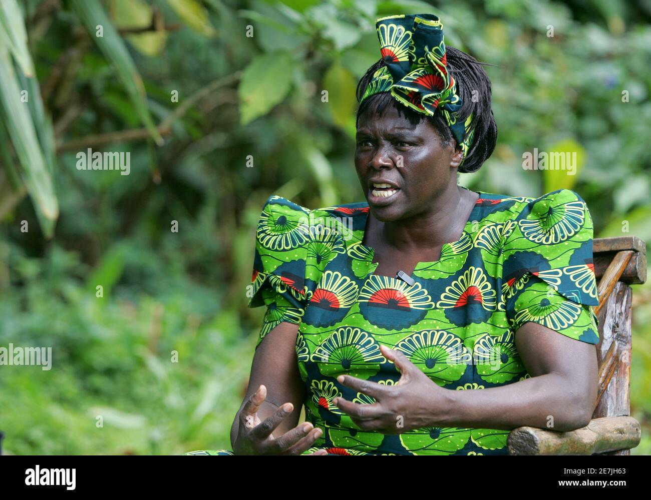 Wangari maathai planting a tree hi-res stock photography and images - Alamy