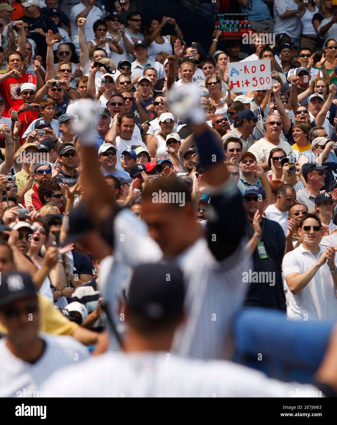 Yankees stadium crowd hi-res stock photography and images - Alamy