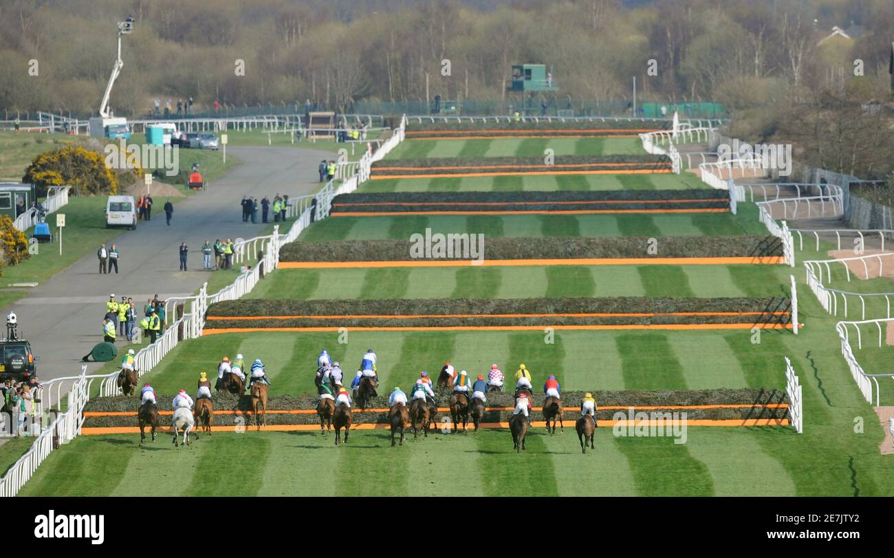 Horse racing aintree day 2 hi-res stock photography and images - Alamy