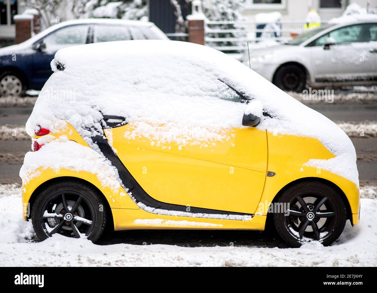 Bremen, Germany. 30th Jan, 2021. A Smart car covered with snow is ...
