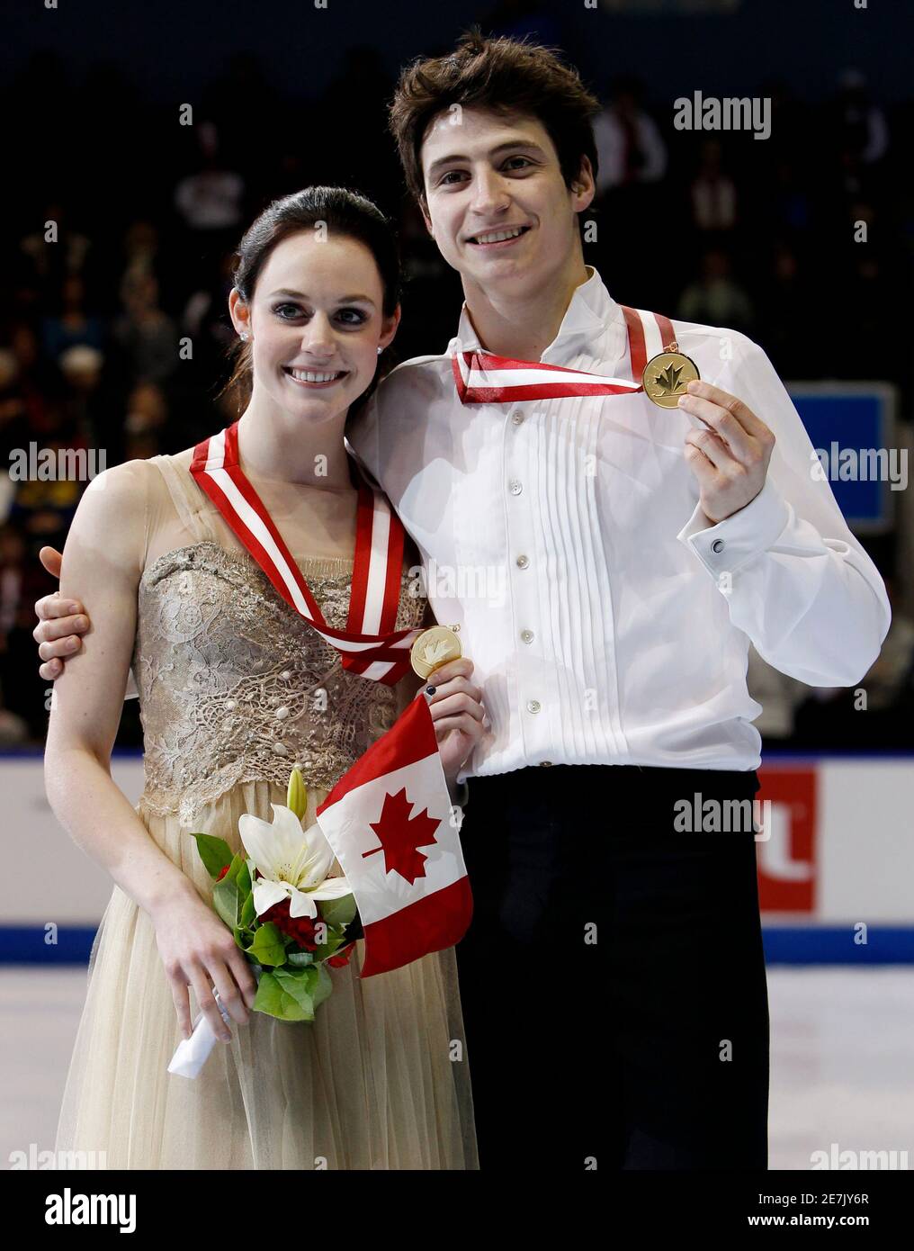 Tessa virtue scott moir pose hi-res stock photography and images - Alamy