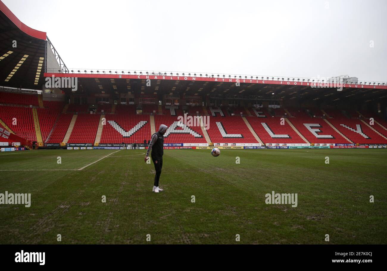 Referee does pitch inspection hi-res stock photography and images - Alamy
