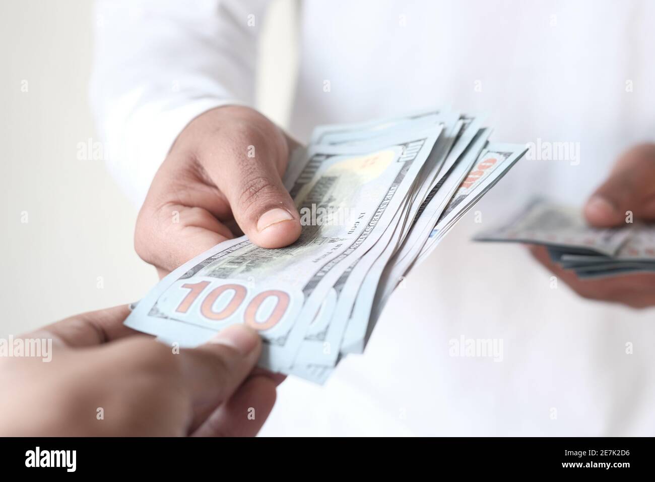 Counting money 100 dollar close hi-res stock photography and images - Alamy