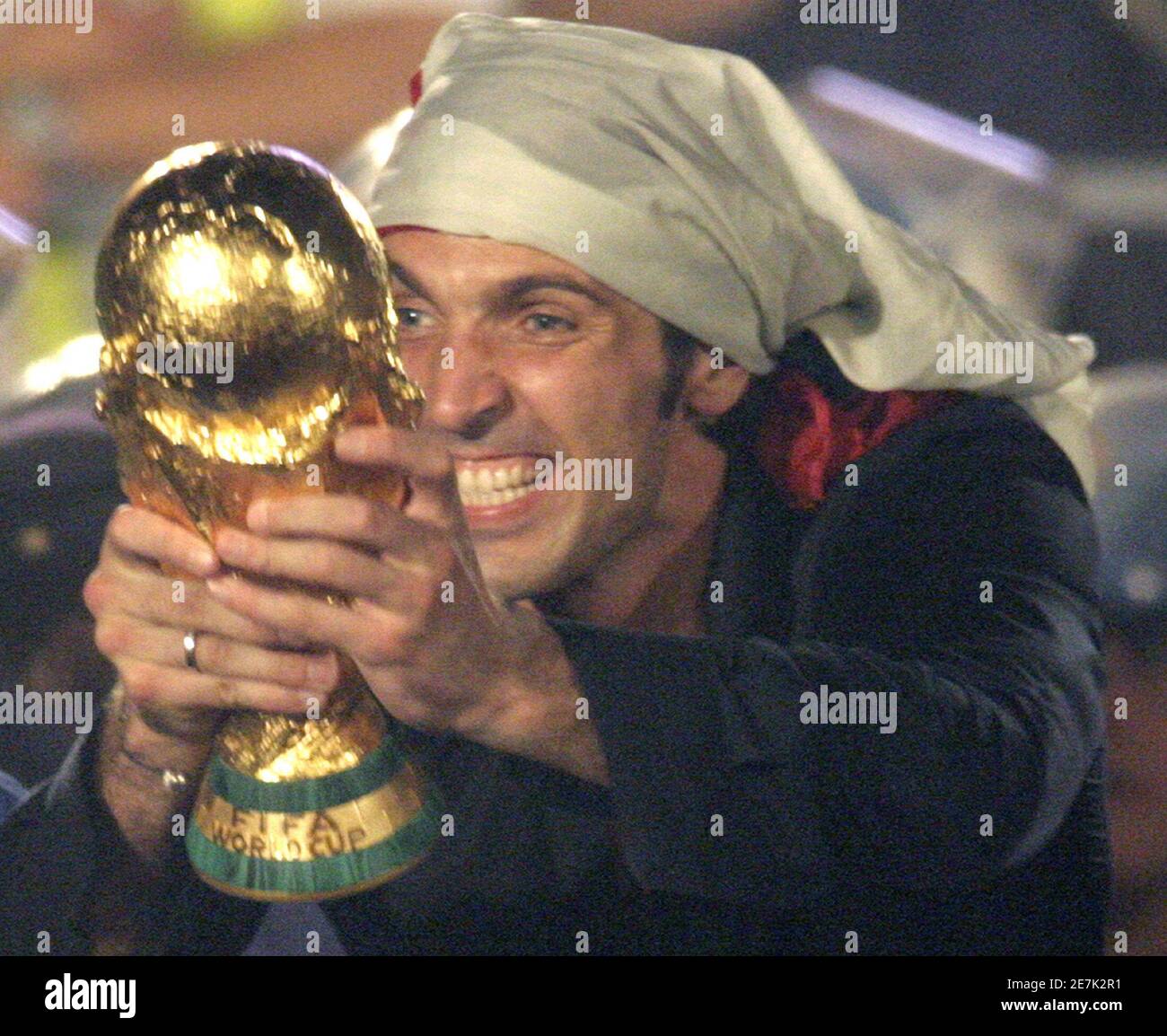 Gianluigi buffon world cup trophy hi-res stock photography and images ...