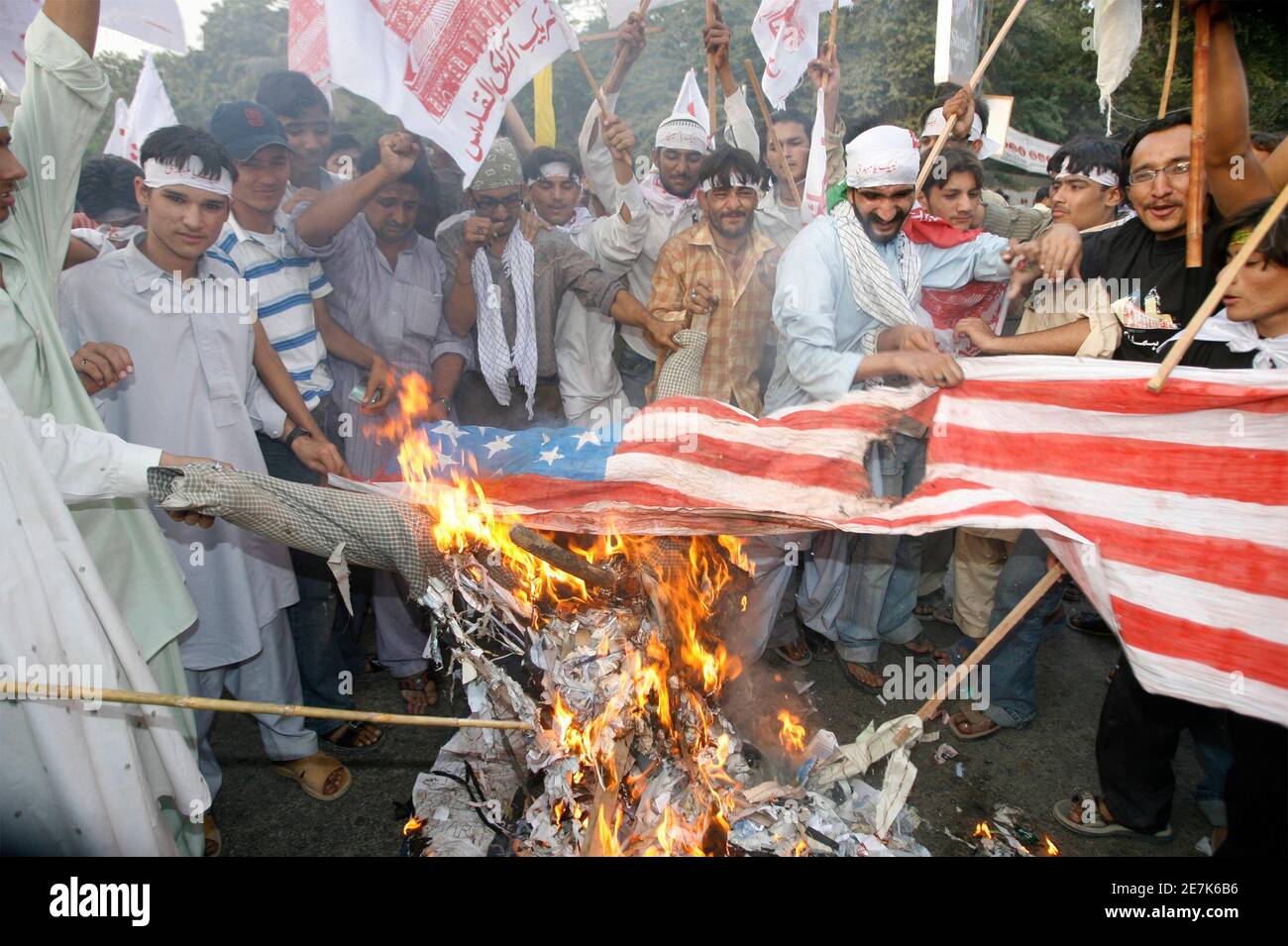 Pakistan flag burn hi-res stock photography and images - Alamy