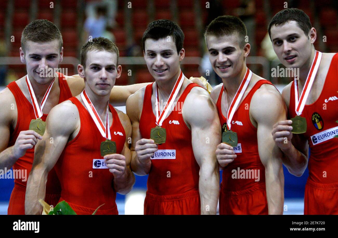 Placing bronze hi-res stock photography and images - Alamy