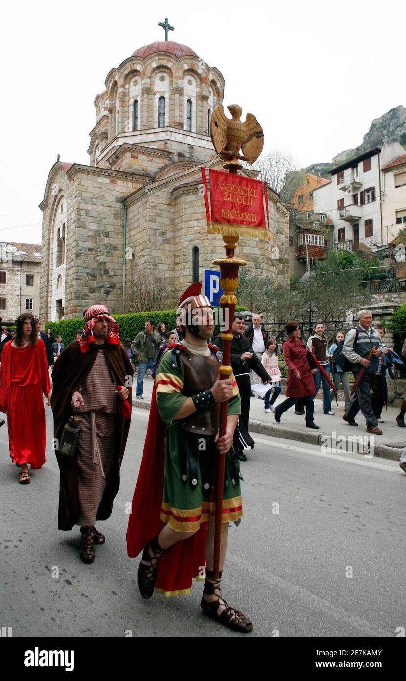 Roman guards at jesus tomb hi-res stock photography and images - Alamy