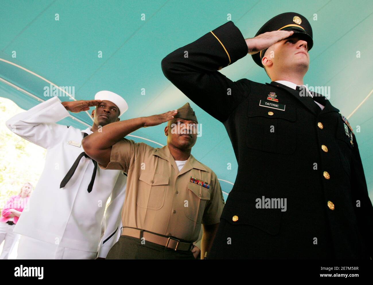 U s navy sailor salute hi-res stock photography and images - Alamy