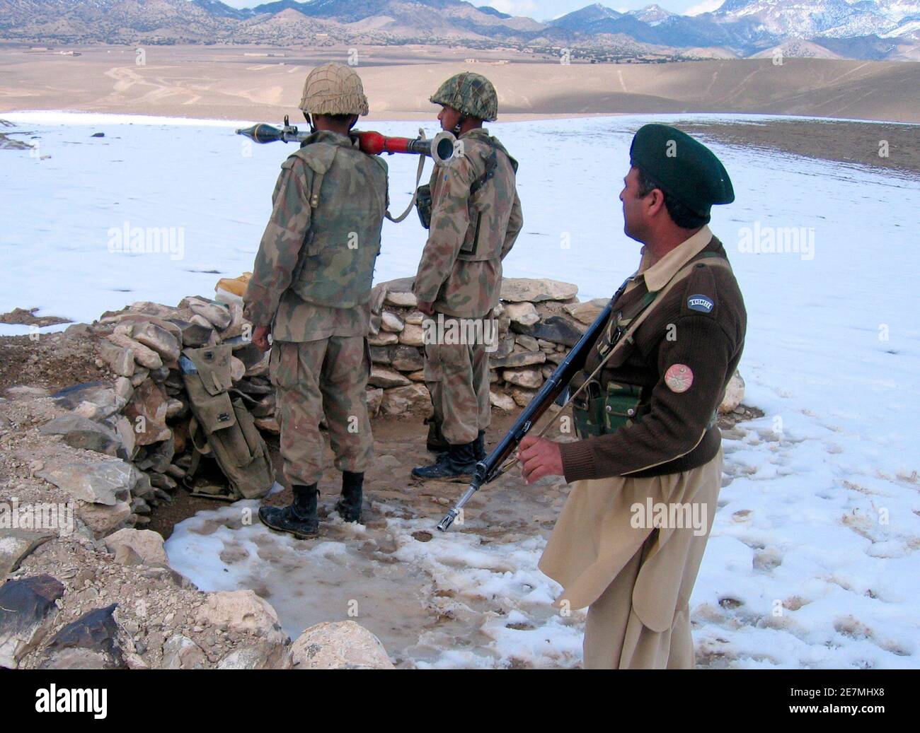 Pakistani border hi-res stock photography and images - Alamy