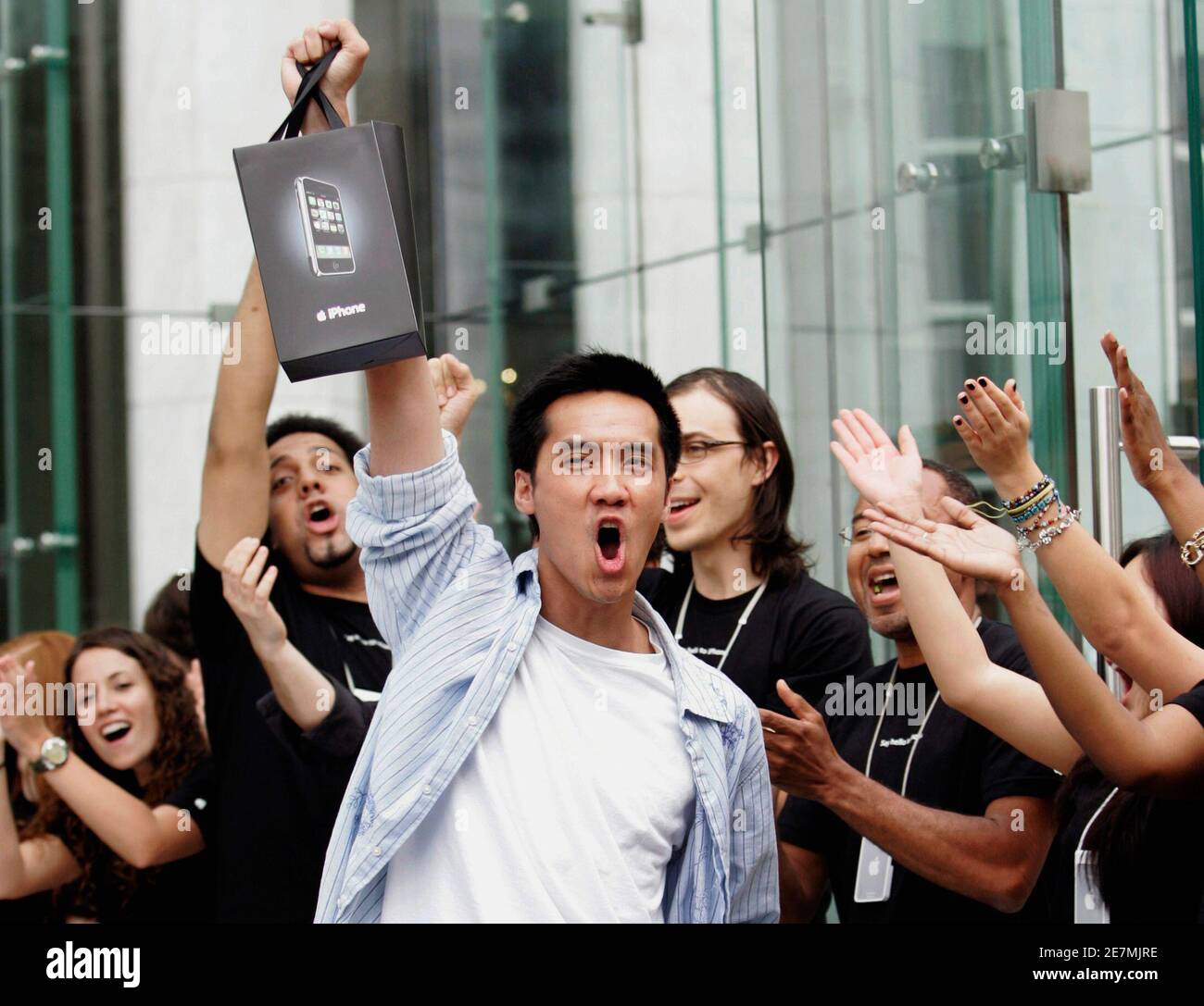 Store employees cheering hi-res stock photography and images - Alamy