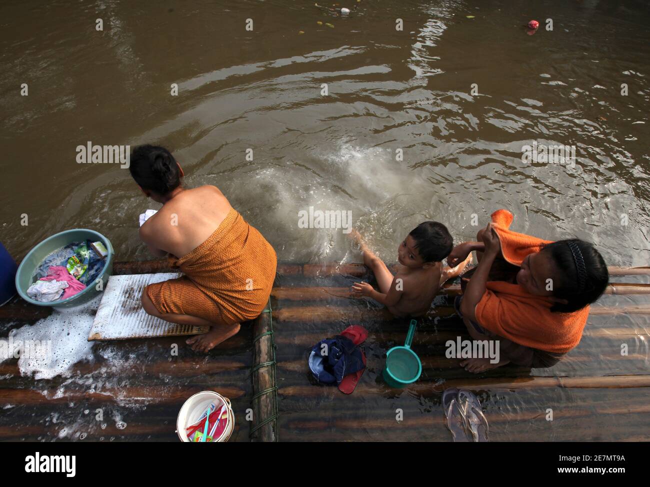Woman bathes poor hi-res stock photography and images - Alamy