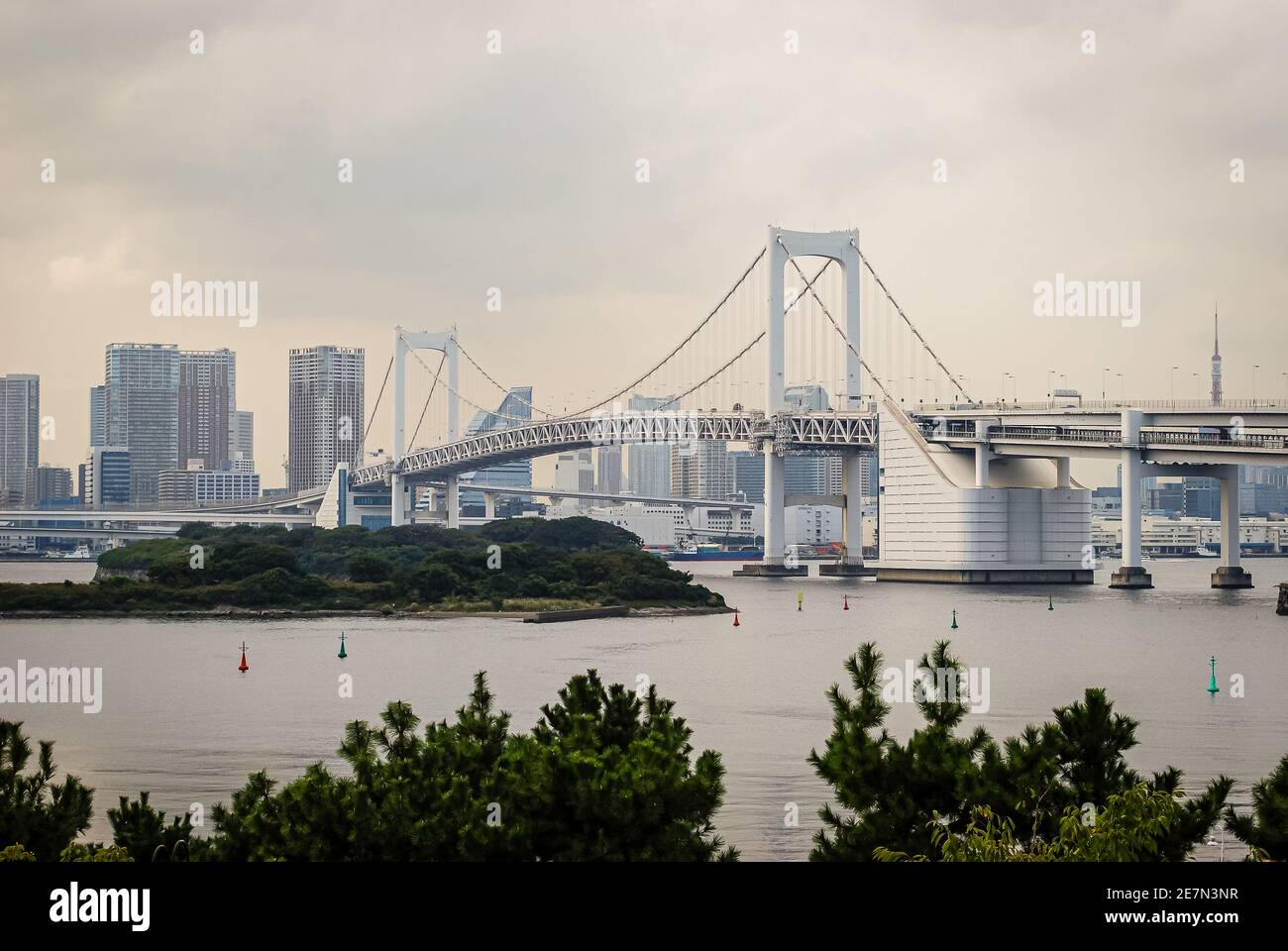 Tokyo japan rainbow bridge hi-res stock photography and images - Alamy