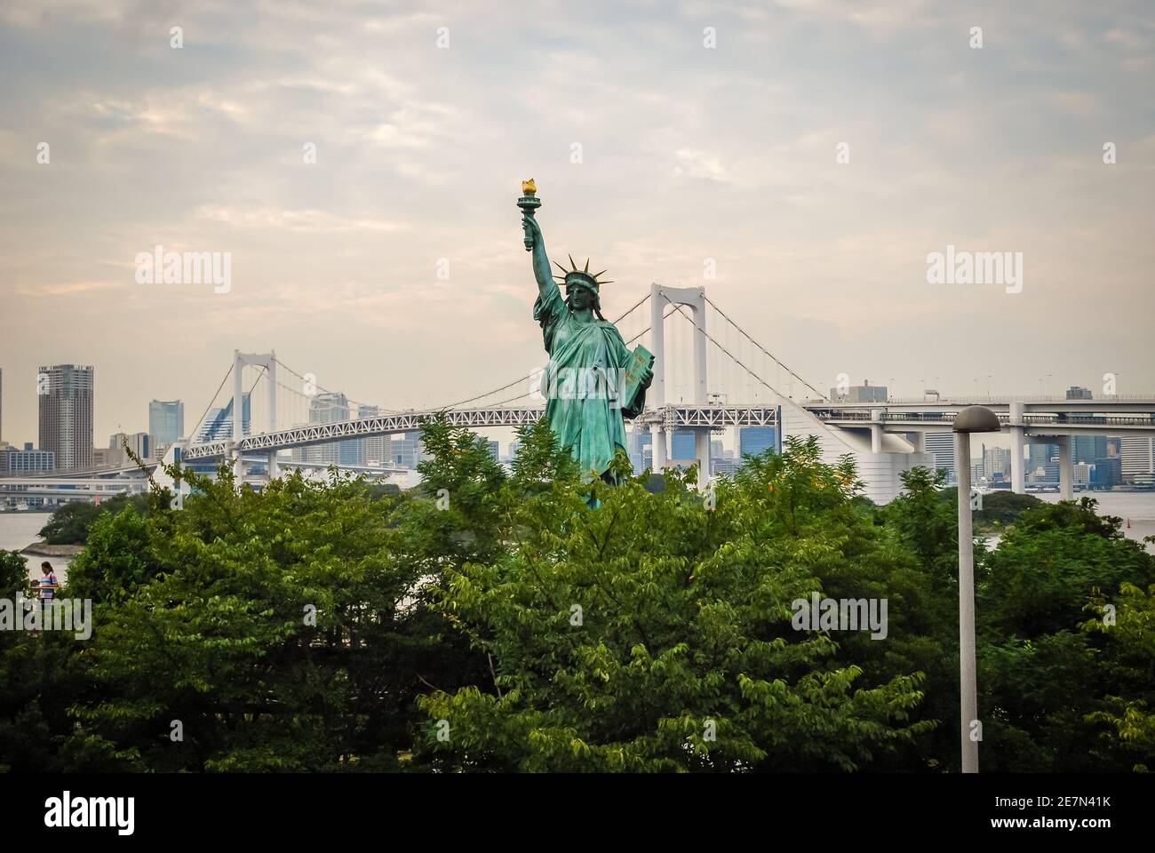 Odaiba Statue of Liberty Replica, and the Rainbow Bridge, Tokyo, Japan ...