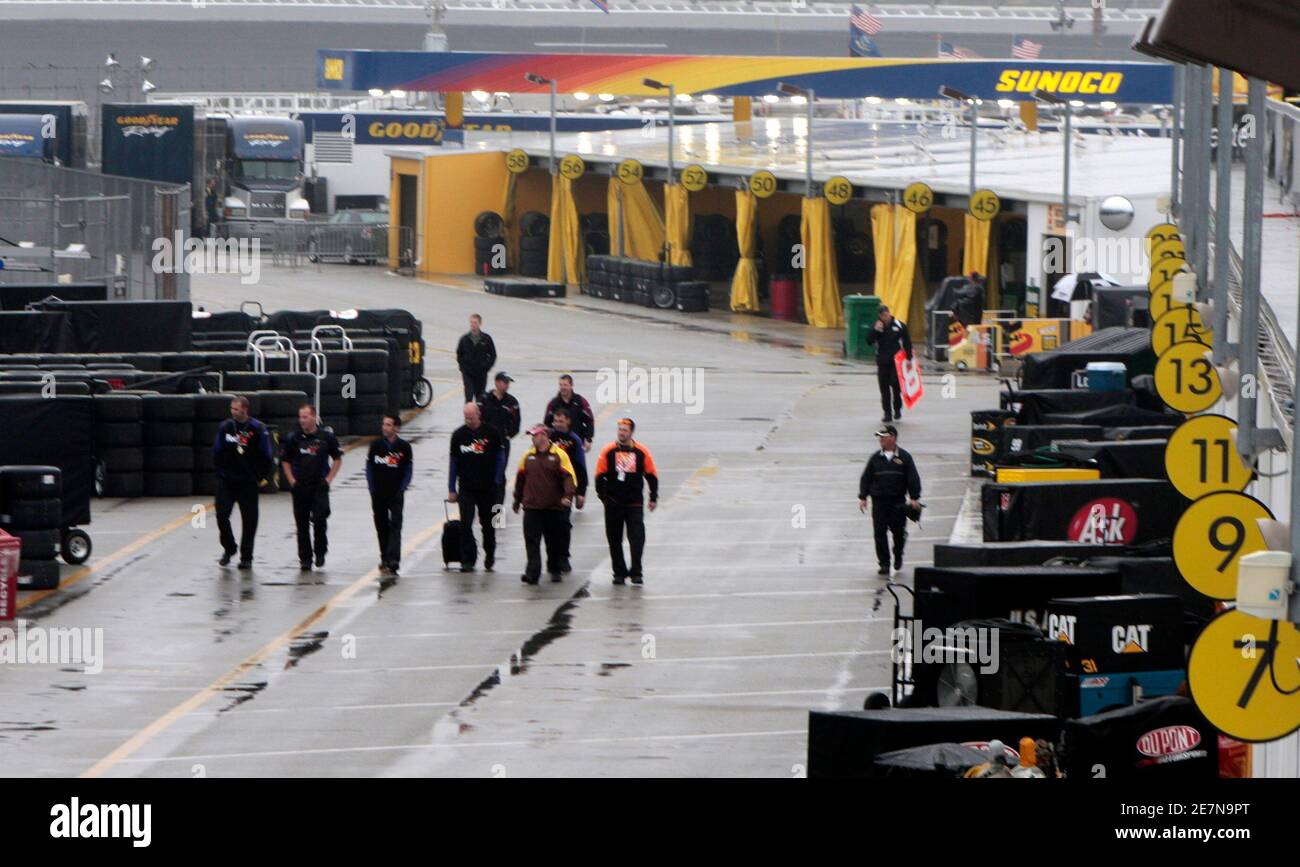 Pit garages hi-res stock photography and images - Alamy