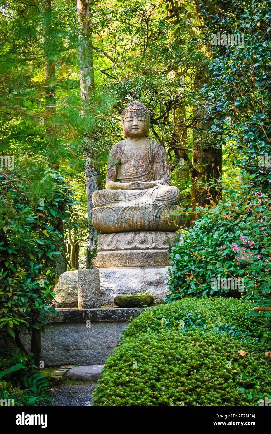Buddhist shinto statue hi-res stock photography and images - Alamy