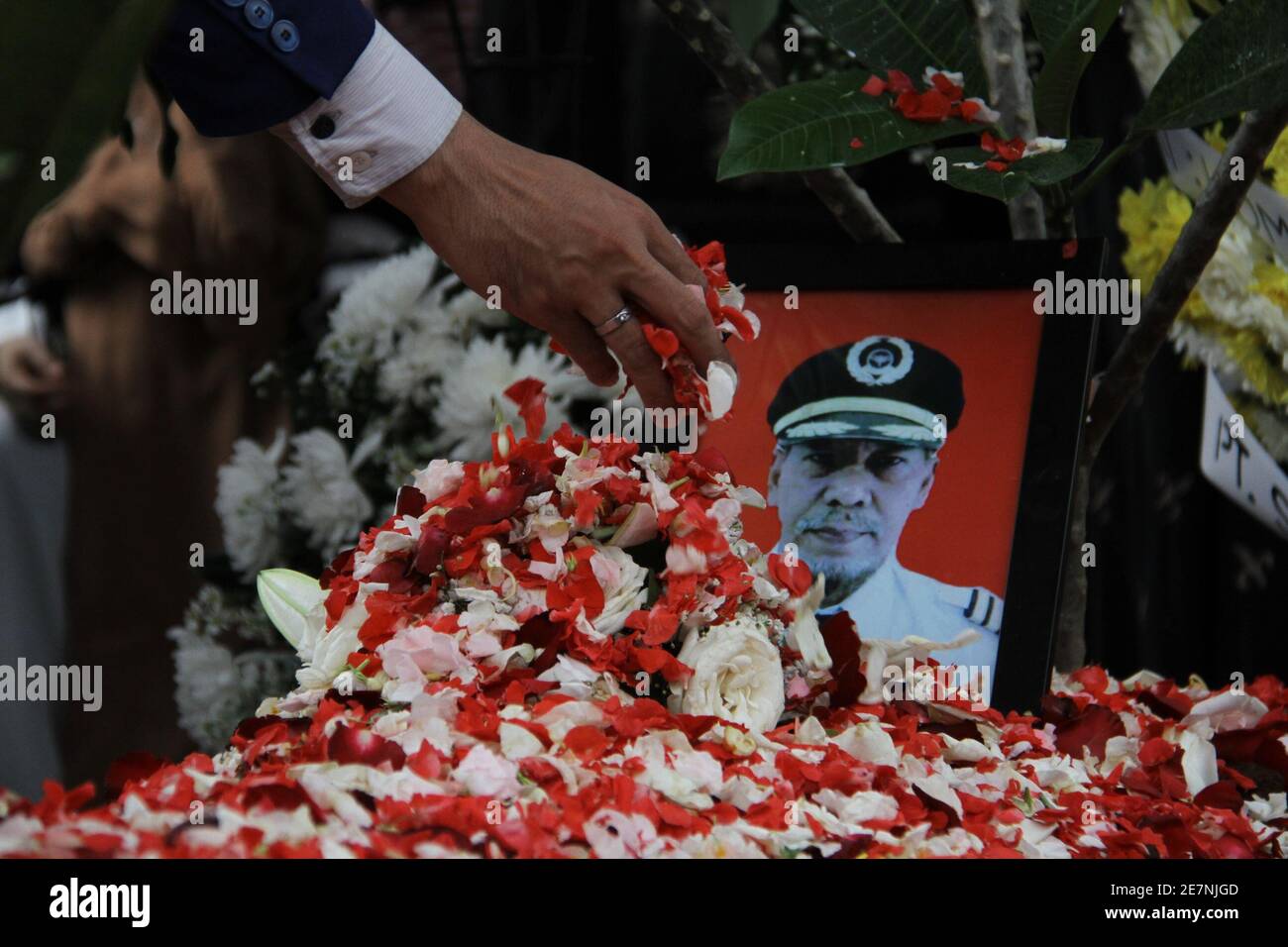 (210130) -- WEST JAVA, Jan. 30, 2021 (Xinhua) -- A pilot sprinkles ...