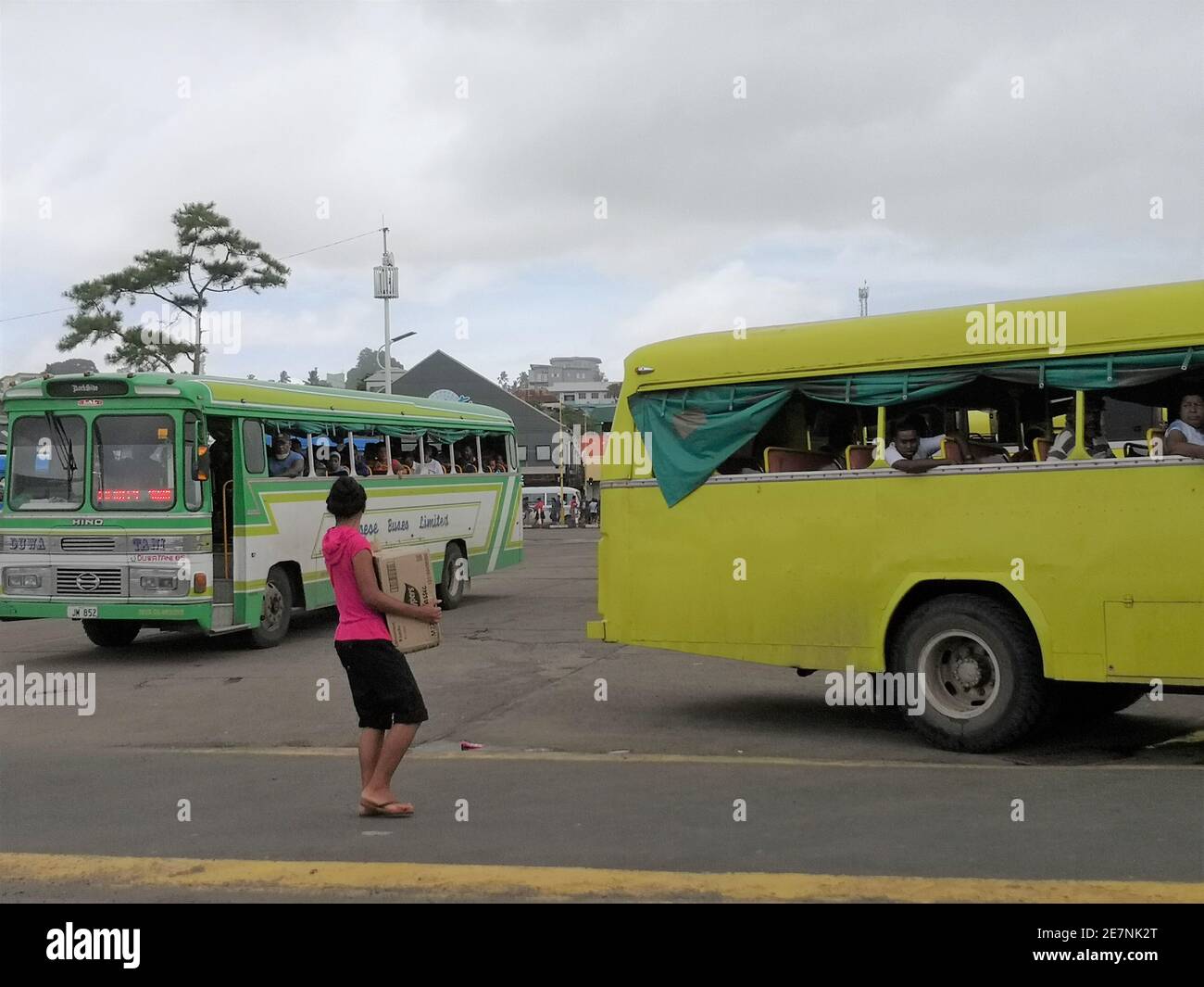 (210130) -- SUVA, Jan. 30, 2021 (Xinhua) -- People take bus in Suva ...