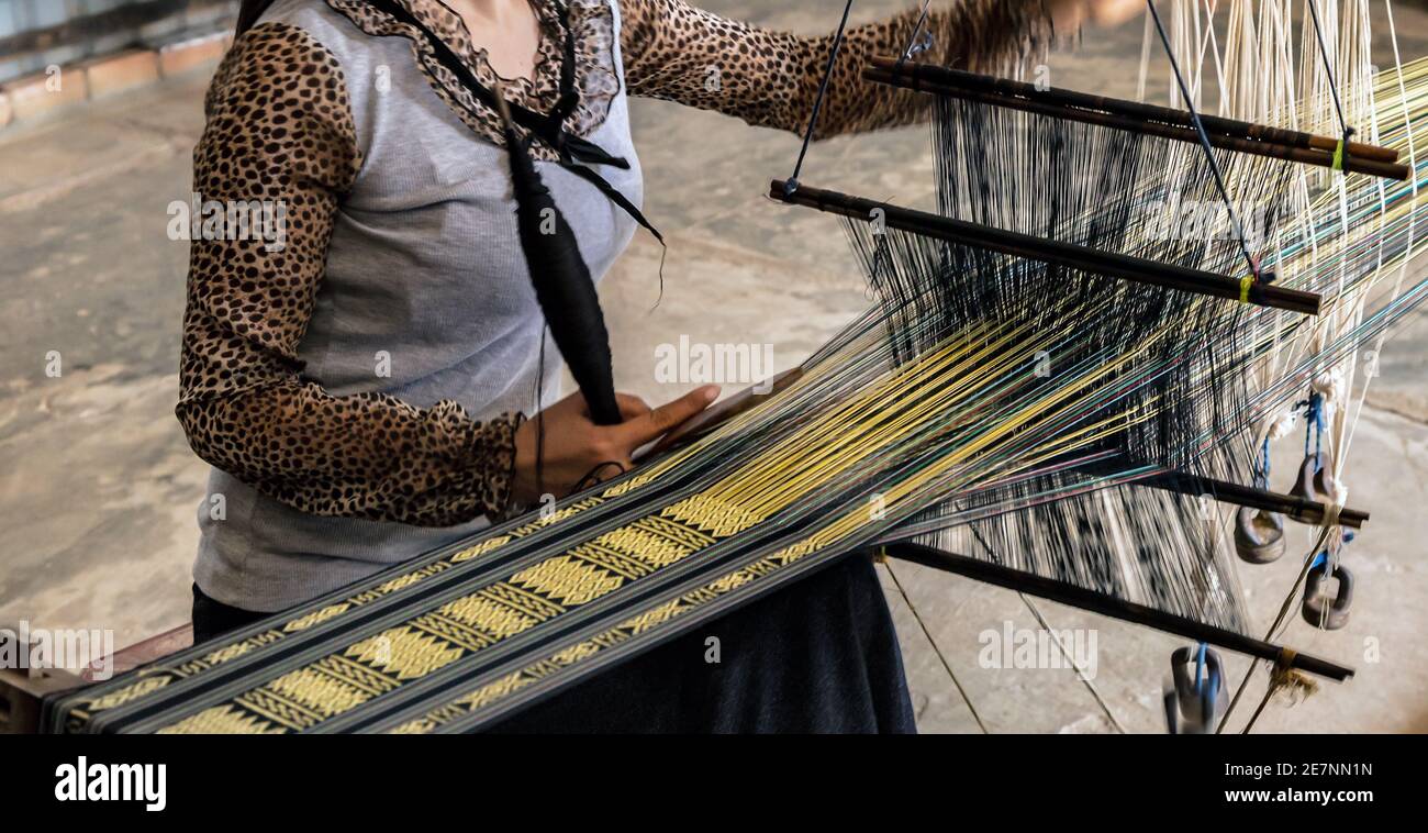 Cotton weaving using a Loom multi-colored fabrics are woven rug ...