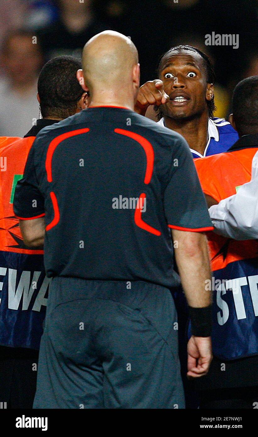 Referee tom henning ovrebo hi-res stock photography and images - Alamy