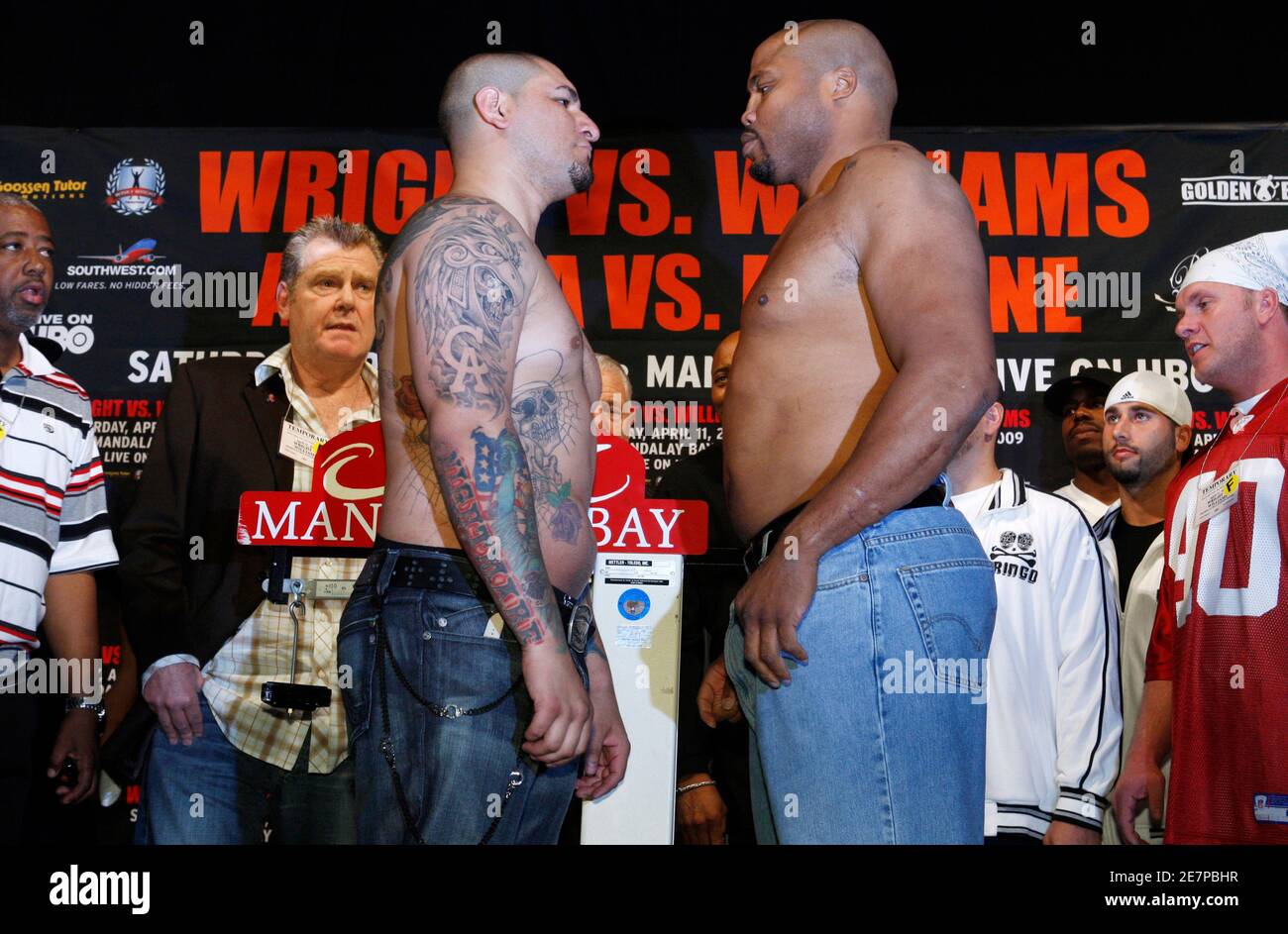 Heavyweight weigh in boxing hi-res stock photography and images - Alamy