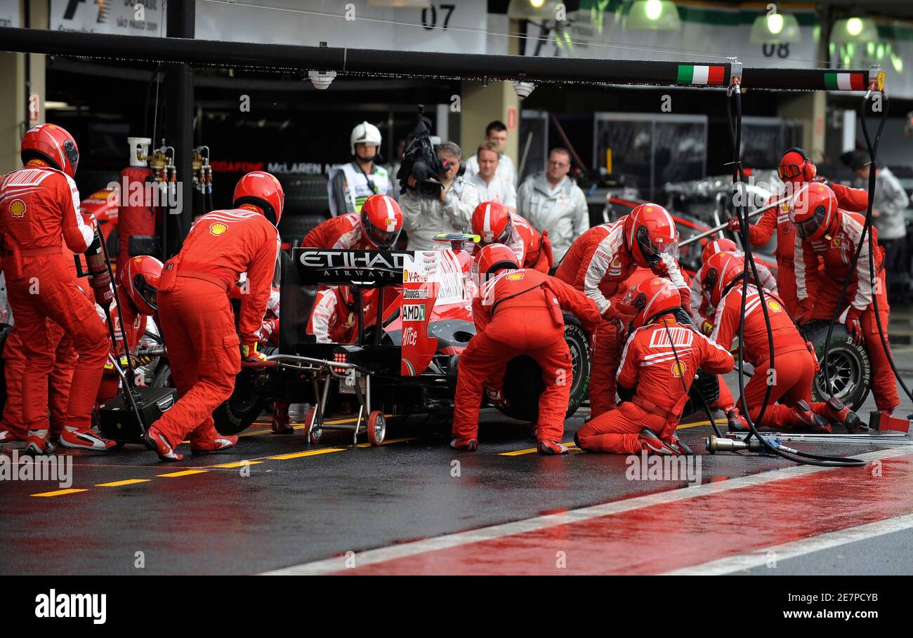 Ferrari f1 pit crew 2009 hi-res stock photography and images - Alamy