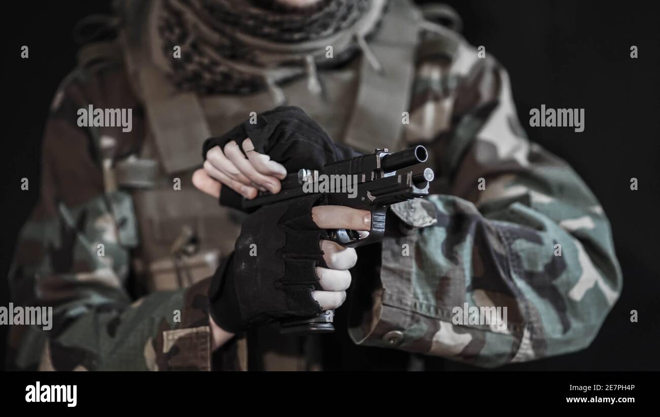 Soldier loading hi-res stock photography and images - Alamy