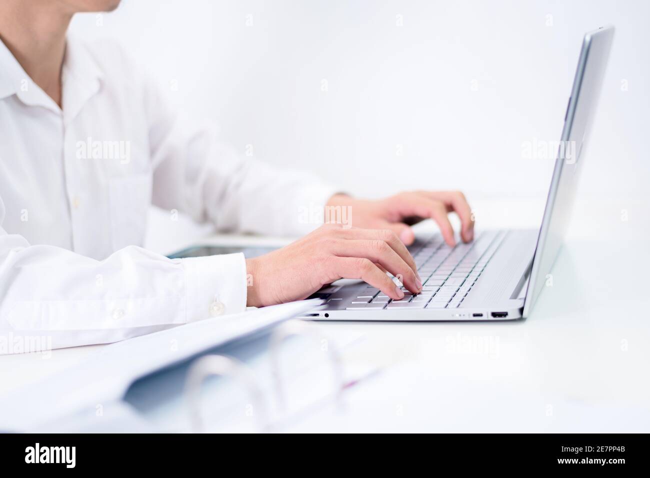 Journalist typing hi-res stock photography and images - Alamy