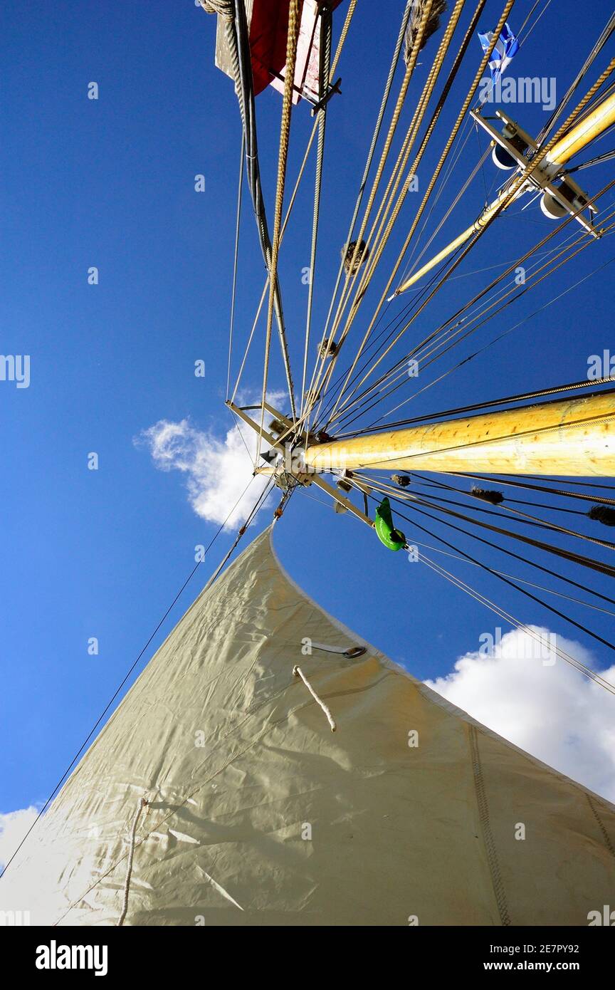 Sails mast hi-res stock photography and images - Alamy