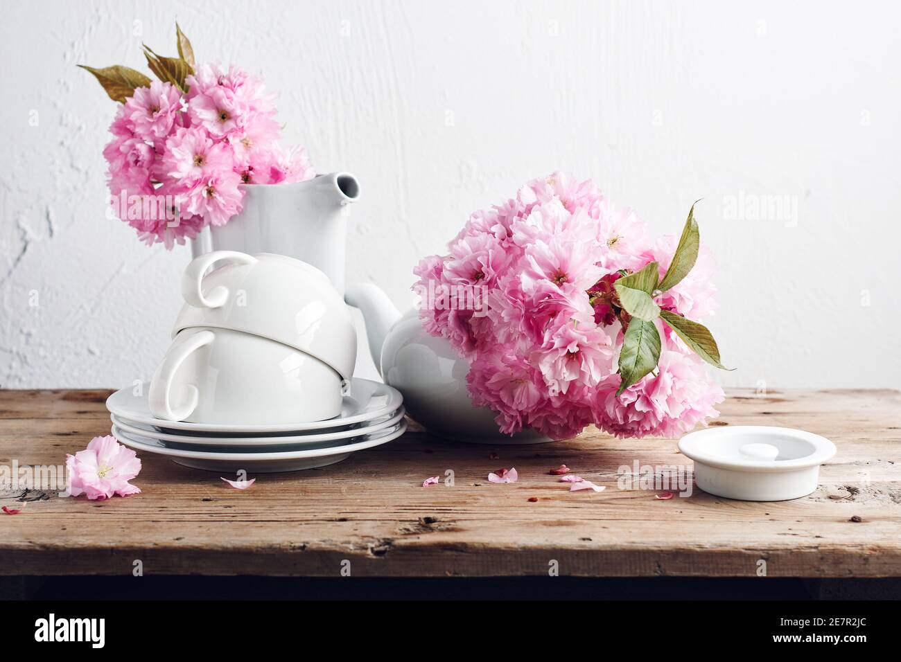 Teapot and flowers hi-res stock photography and images - Alamy