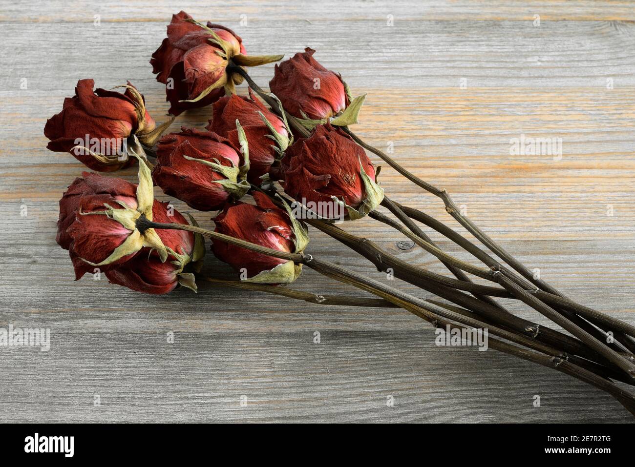 bouquet of withered roses on a wooden background Stock Photo - Alamy