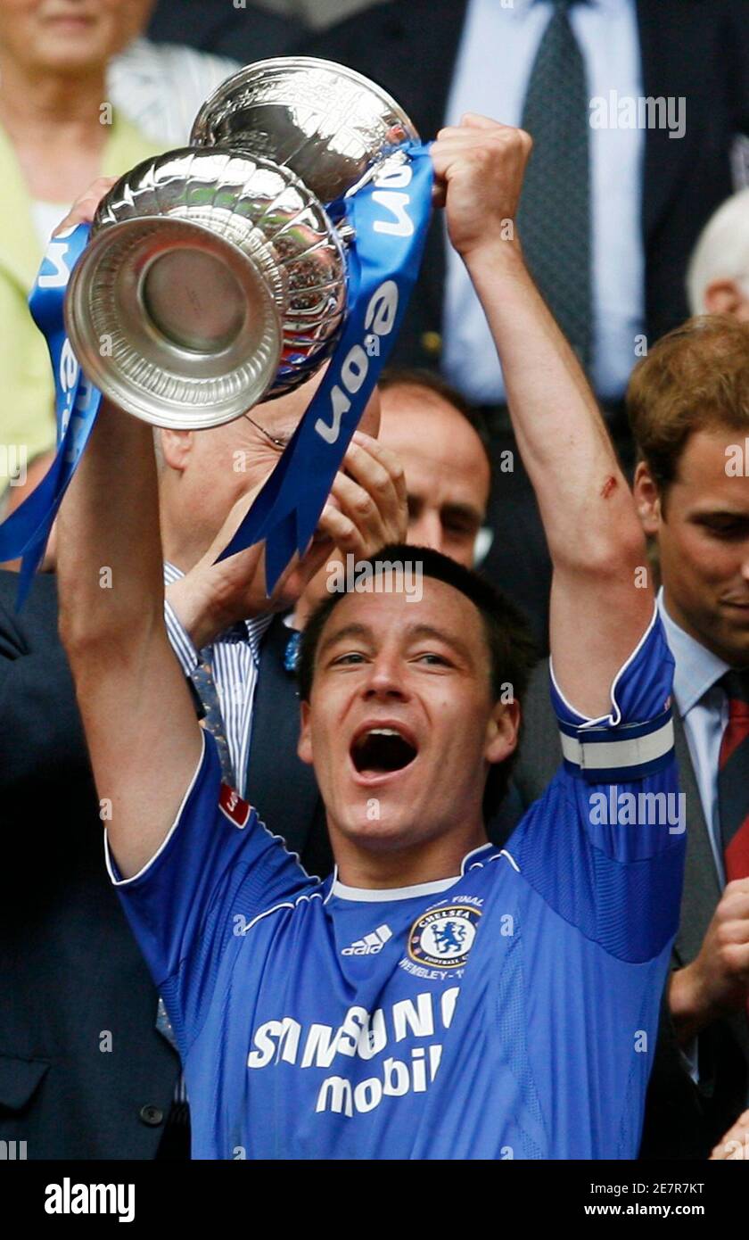 John terry trophy wembley hi-res stock photography and images - Alamy