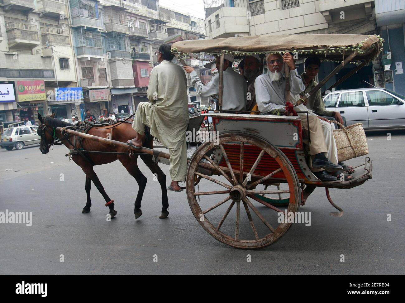 Halt karachi hi-res stock photography and images - Alamy