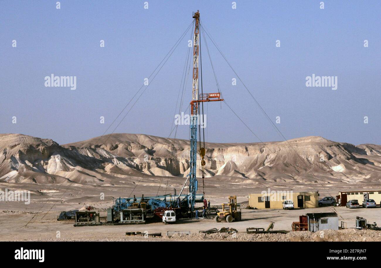 Oil rig middle east hi-res stock photography and images - Alamy