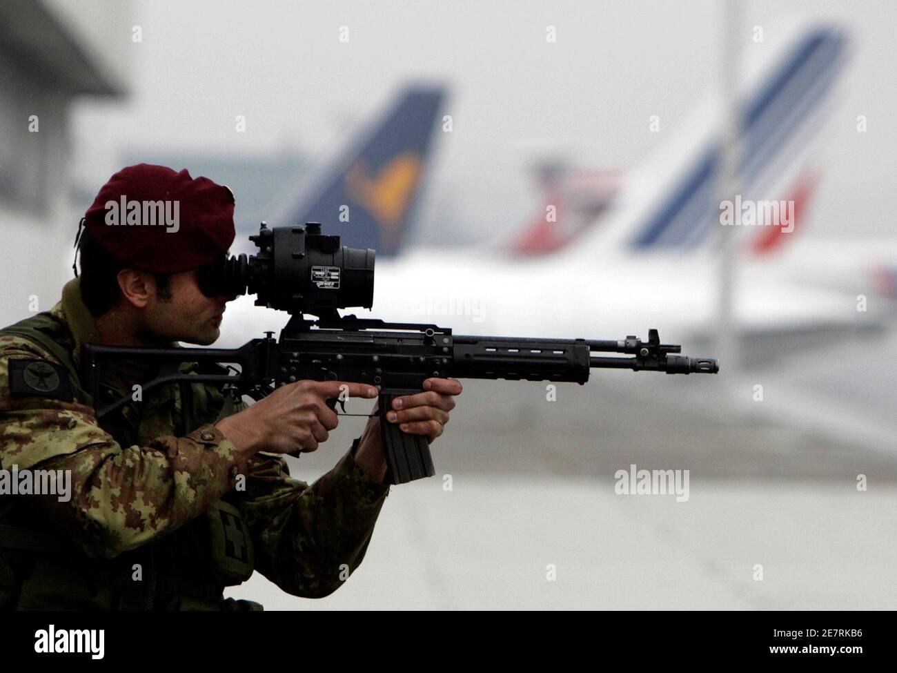 Italian paratrooper hi-res stock photography and images - Alamy
