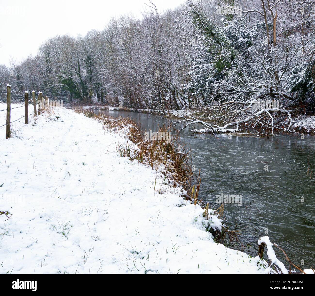 Iced over river hi-res stock photography and images - Alamy