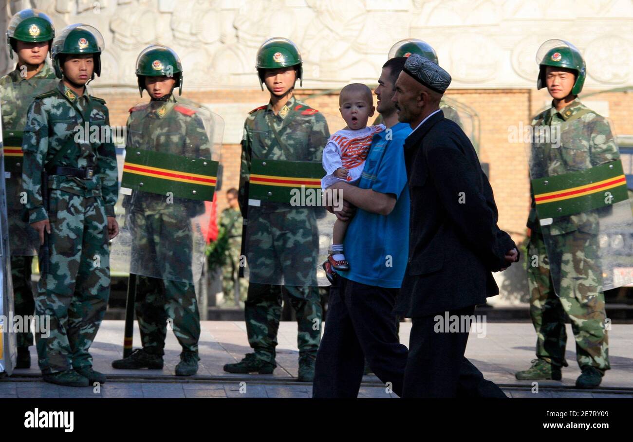 Young chinese men in military hi-res stock photography and images - Alamy