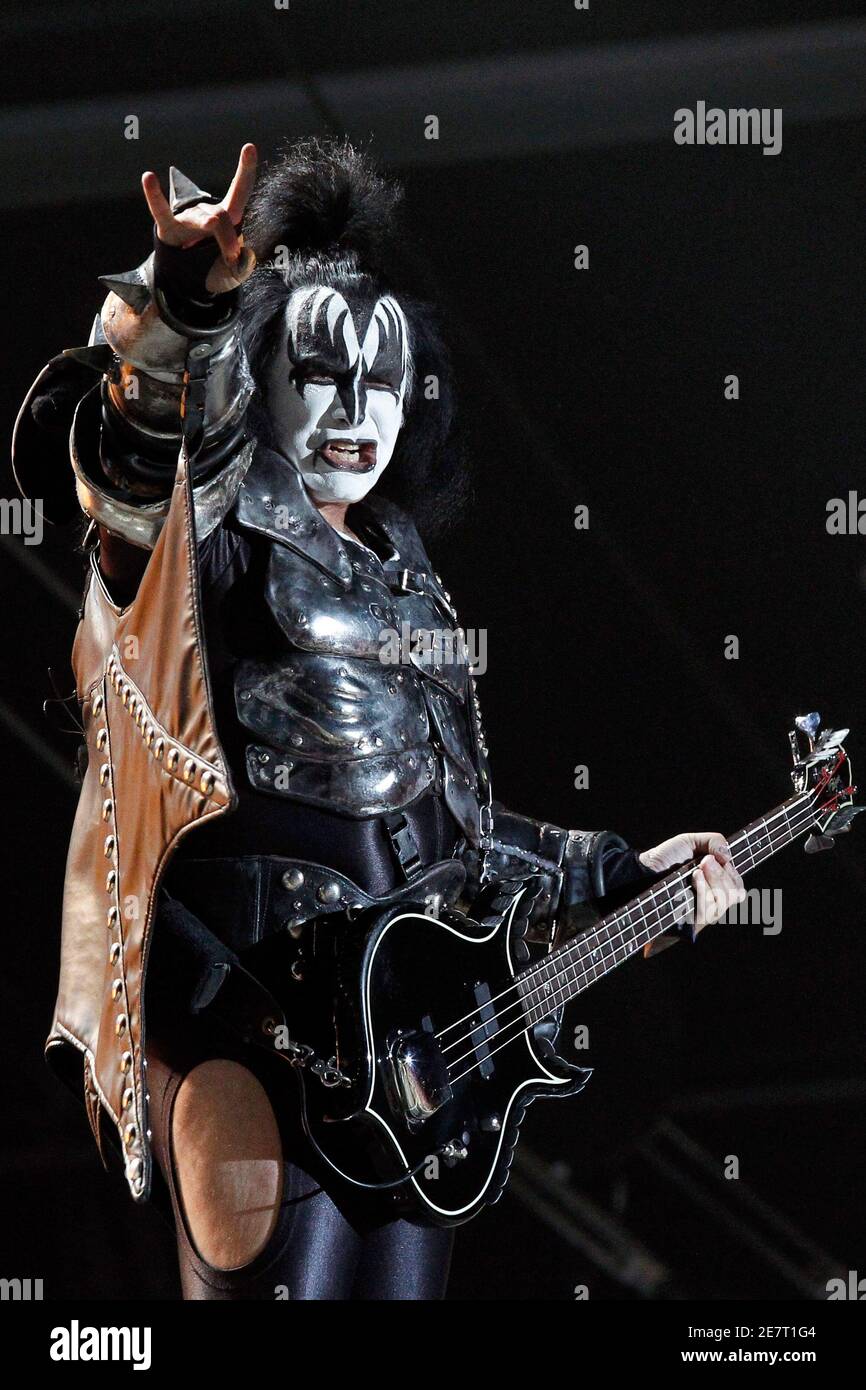 Kiss bassist gene simmons hi-res stock photography and images - Alamy