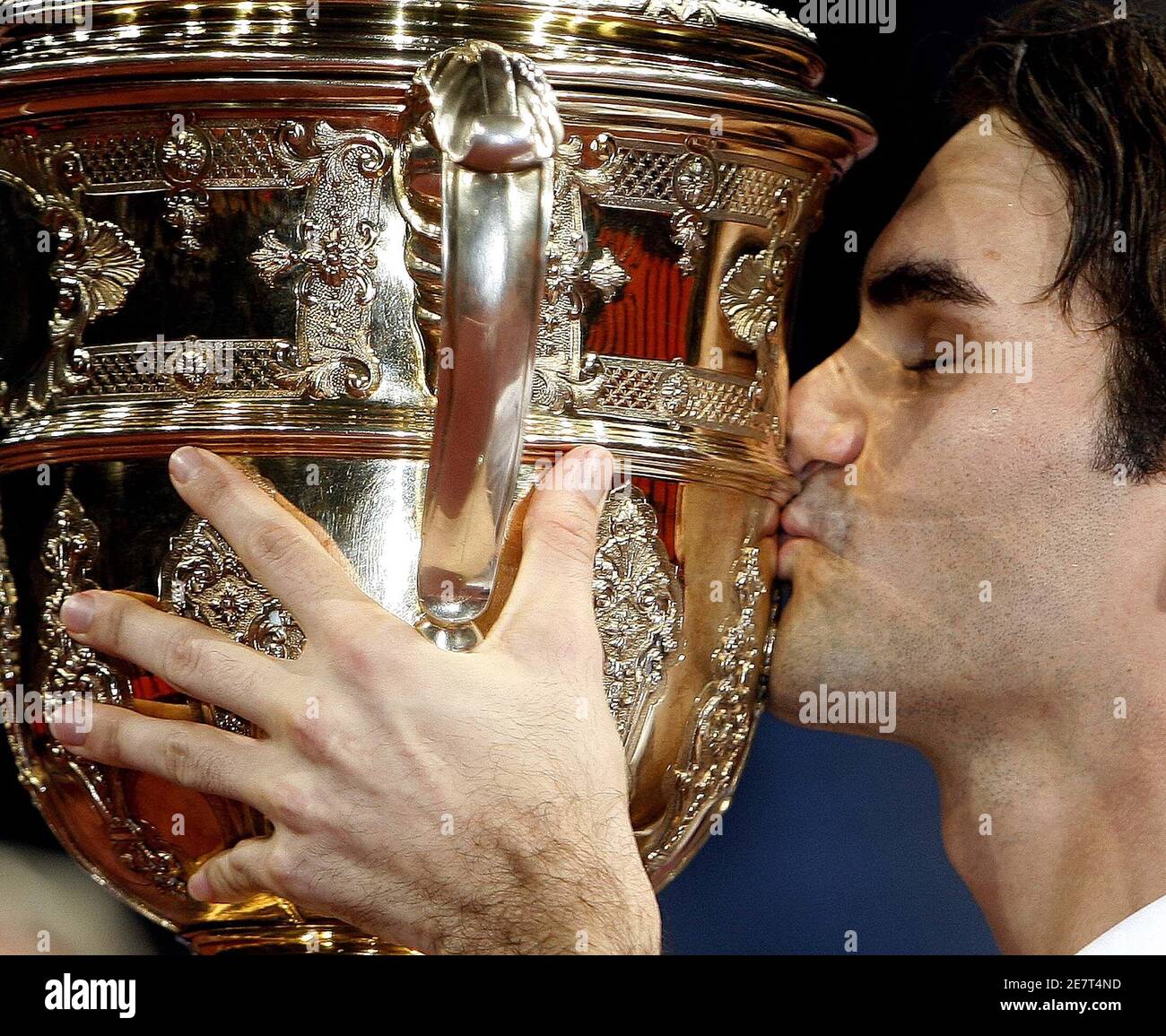 Swiss roger federer kisses trophy hi-res stock photography and images ...
