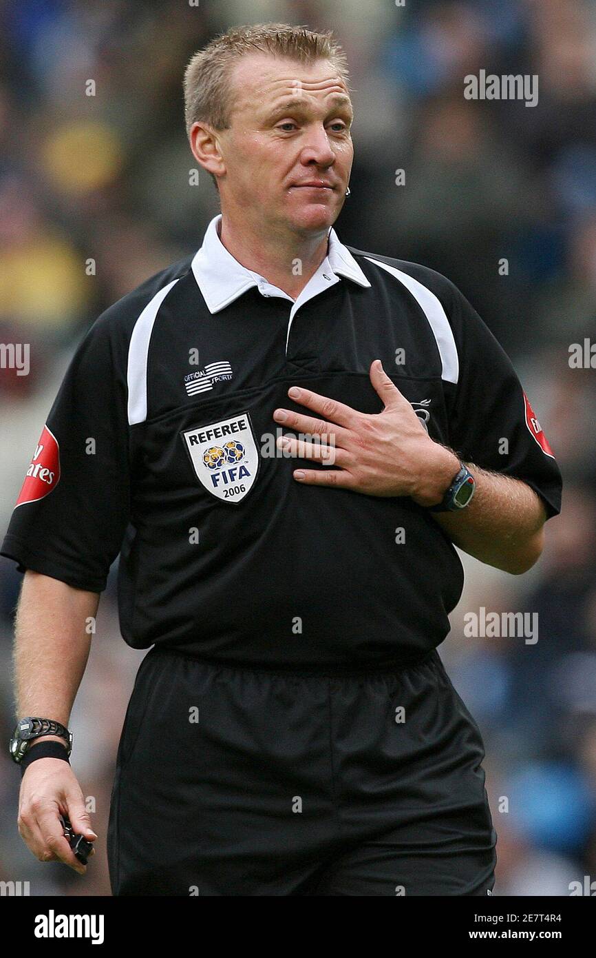 Graham poll premier league referee hi-res stock photography and images ...