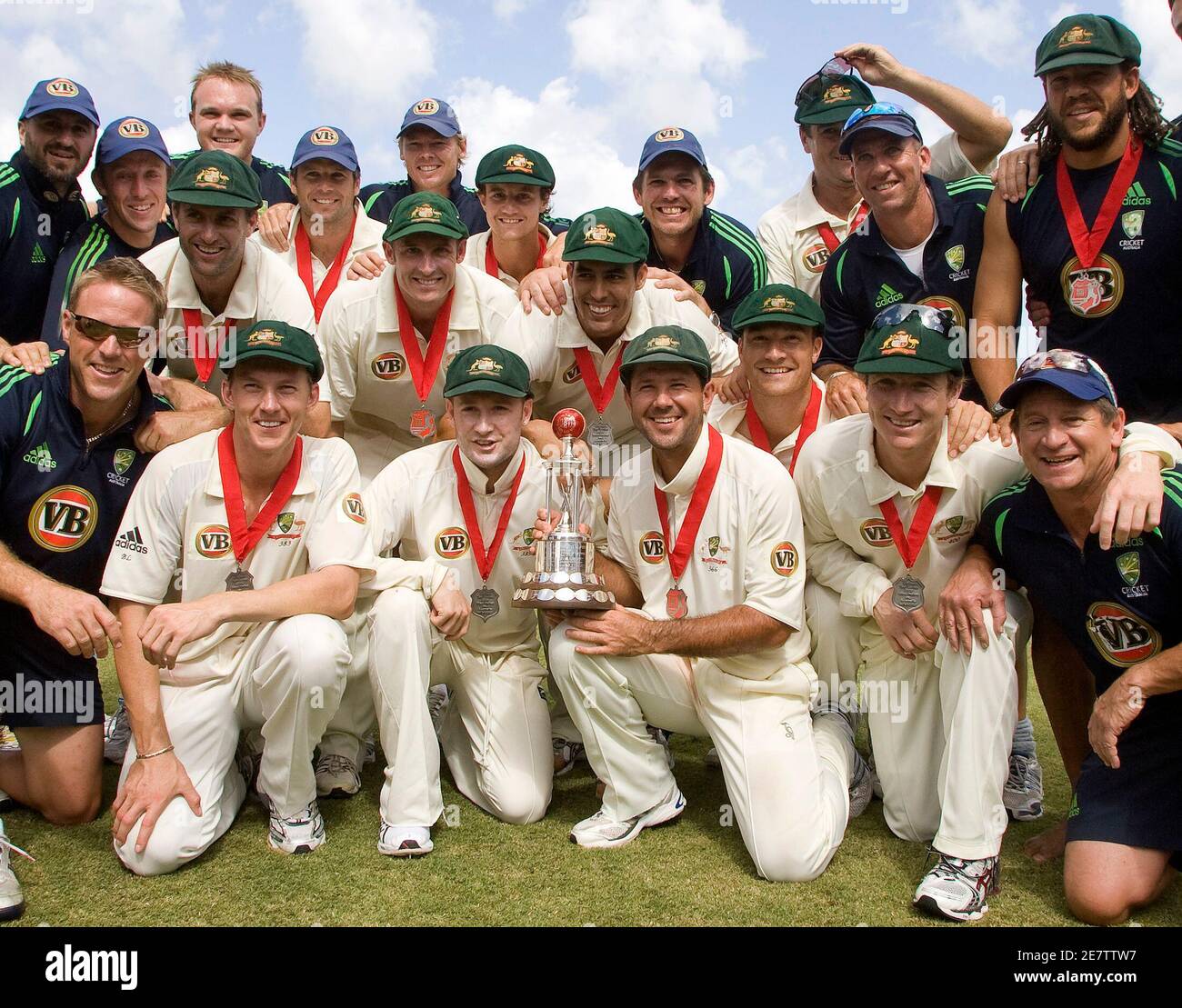 Australian test cricket team pose hi-res stock photography and images ...