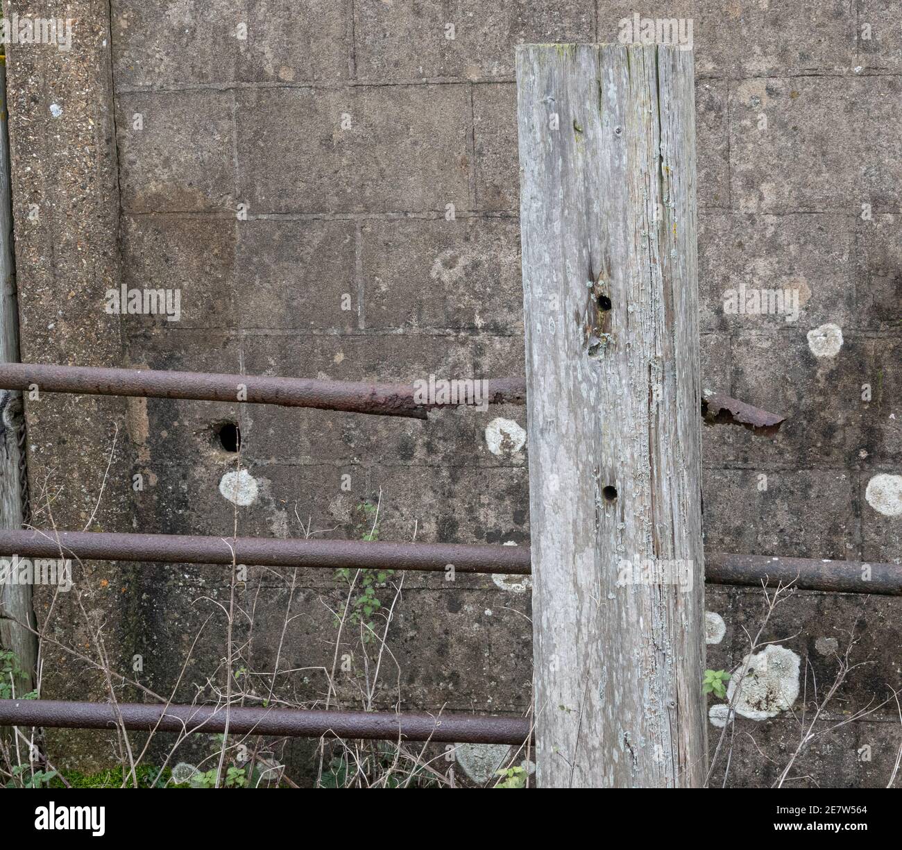 Old fence poles hi-res stock photography and images - Alamy