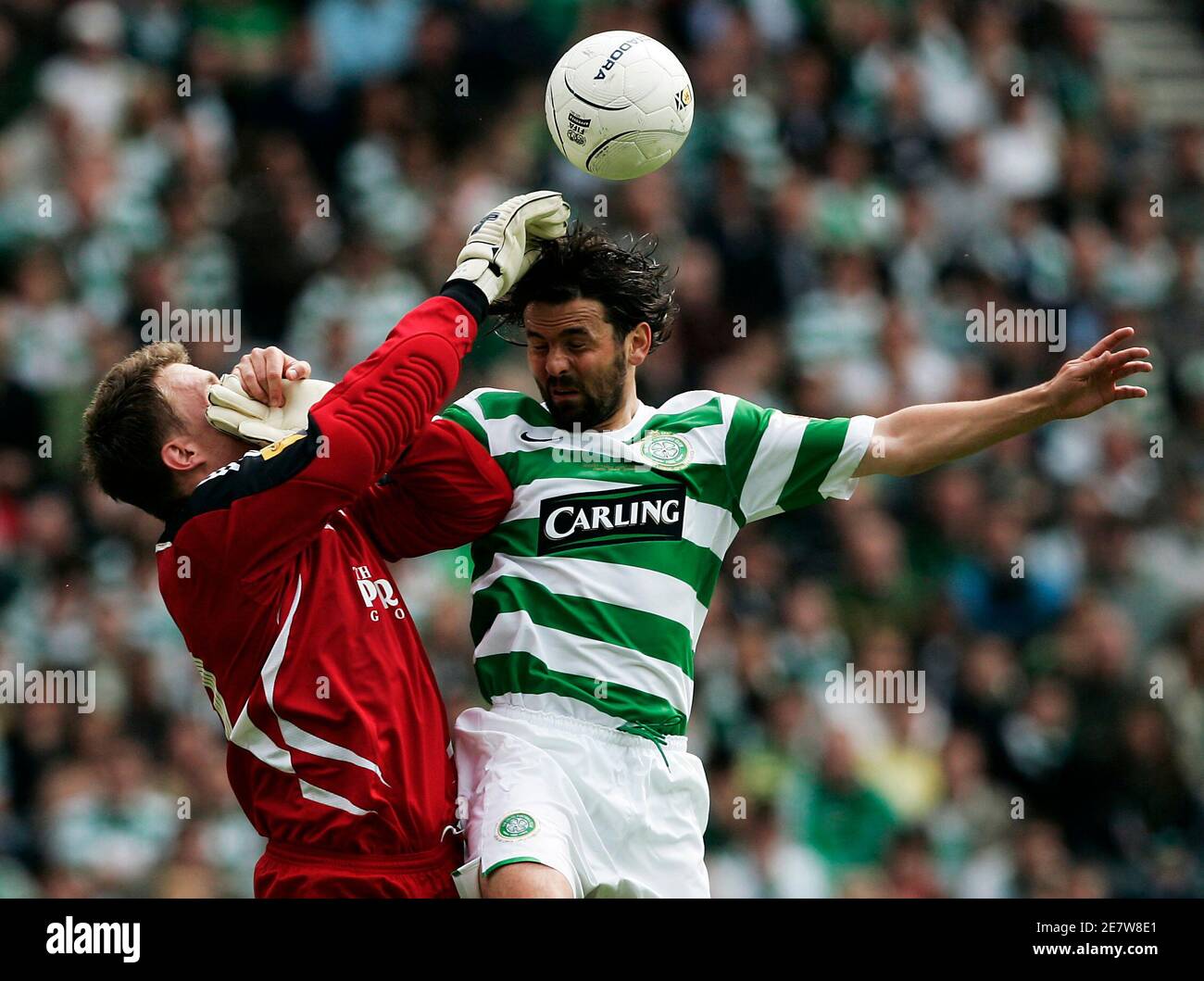 Celtic goalkeeper dorus de vries hi-res stock photography and images ...