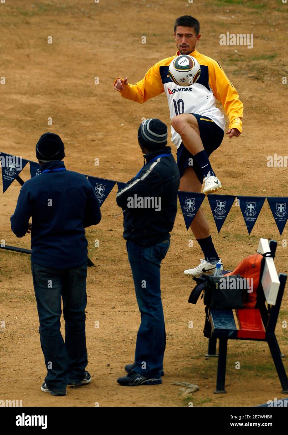 Australian soccer player harry kewell hi-res stock photography and ...
