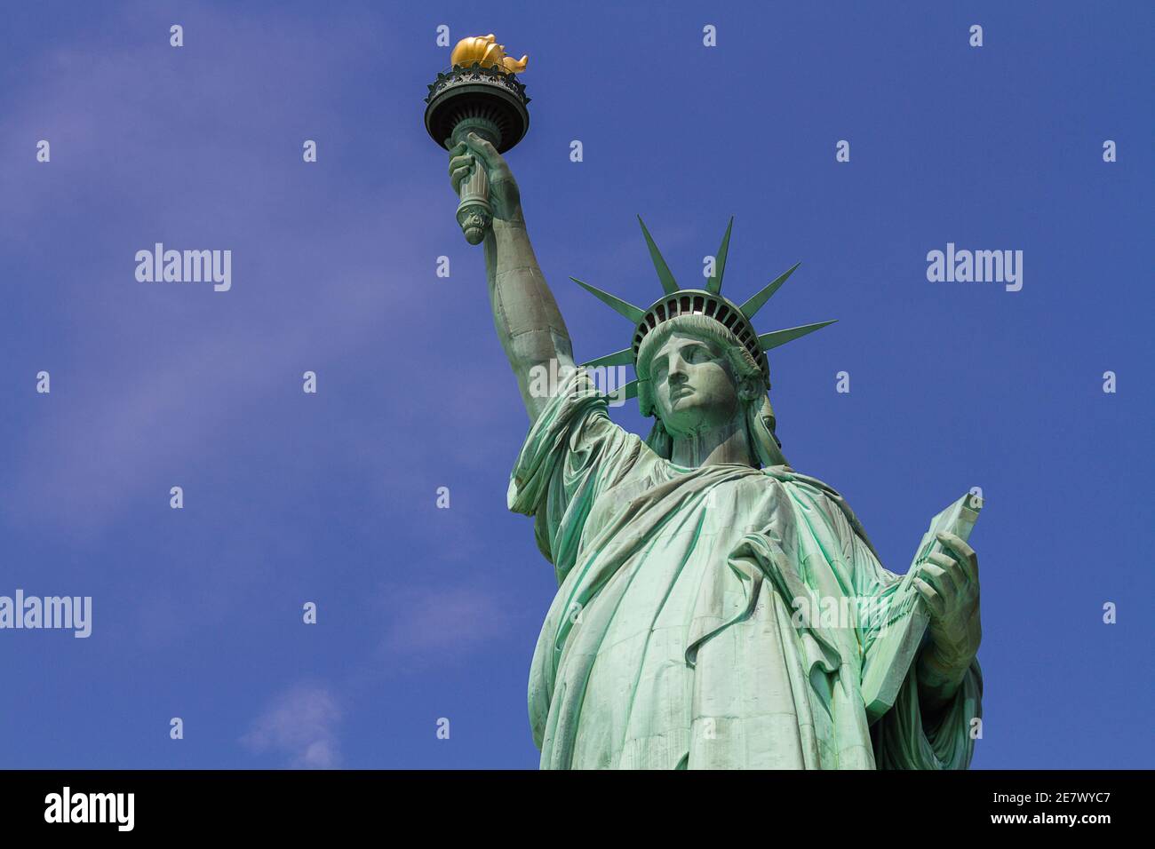 Statue raised arm in front hi-res stock photography and images - Alamy