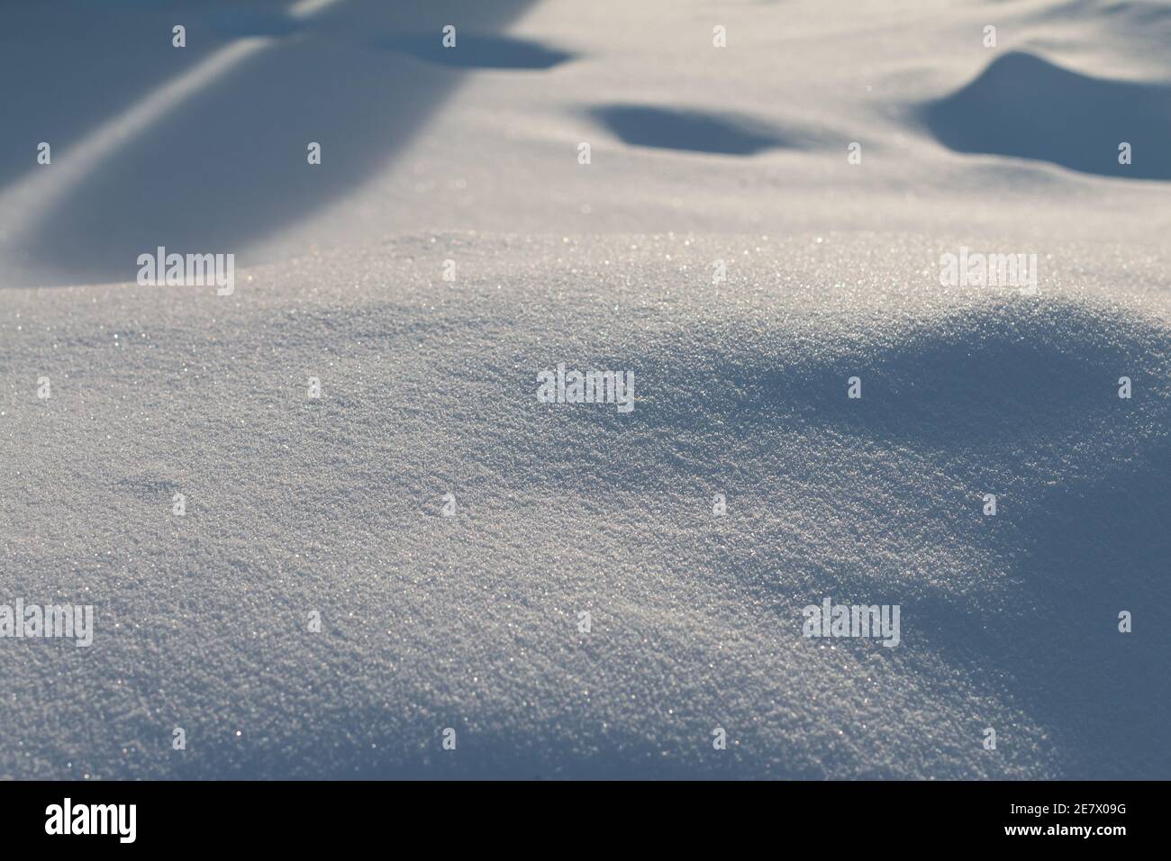 snow surface texture with sun backlight, cold winter weather ...