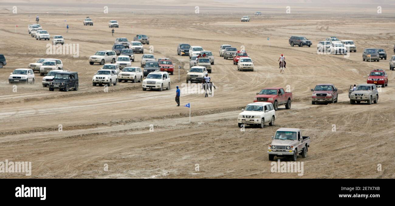Qatar cars desert hi-res stock photography and images - Alamy