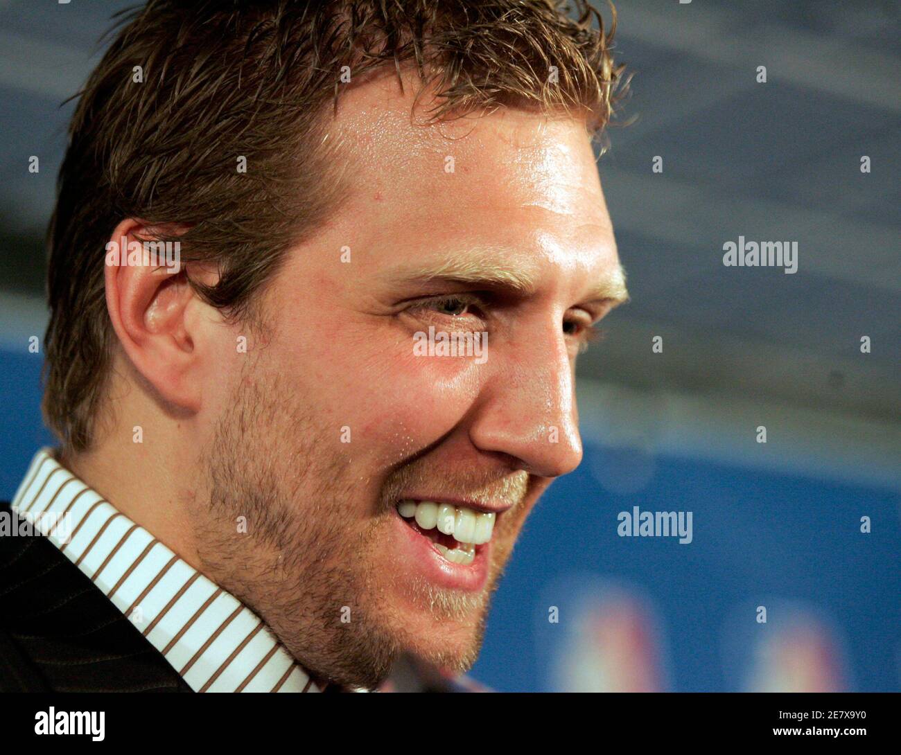 Dirk nowitzki trophy hi-res stock photography and images - Alamy