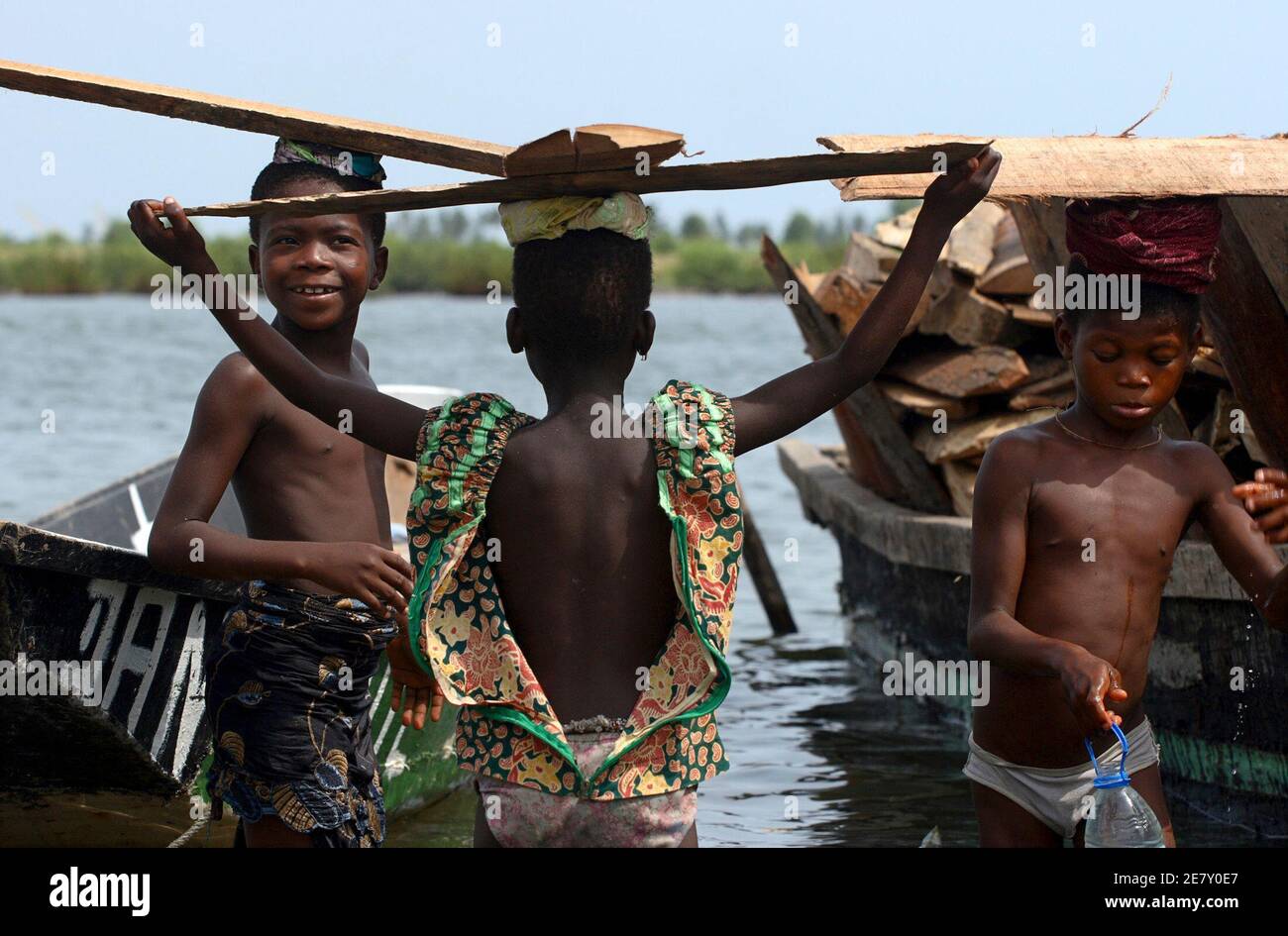 Nigeria canoe hi-res stock photography and images - Alamy
