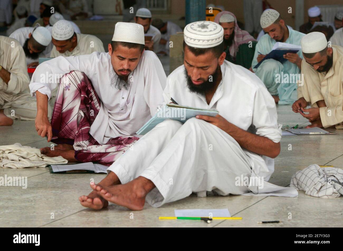 Madrasa pakistan girls hi-res stock photography and images - Alamy