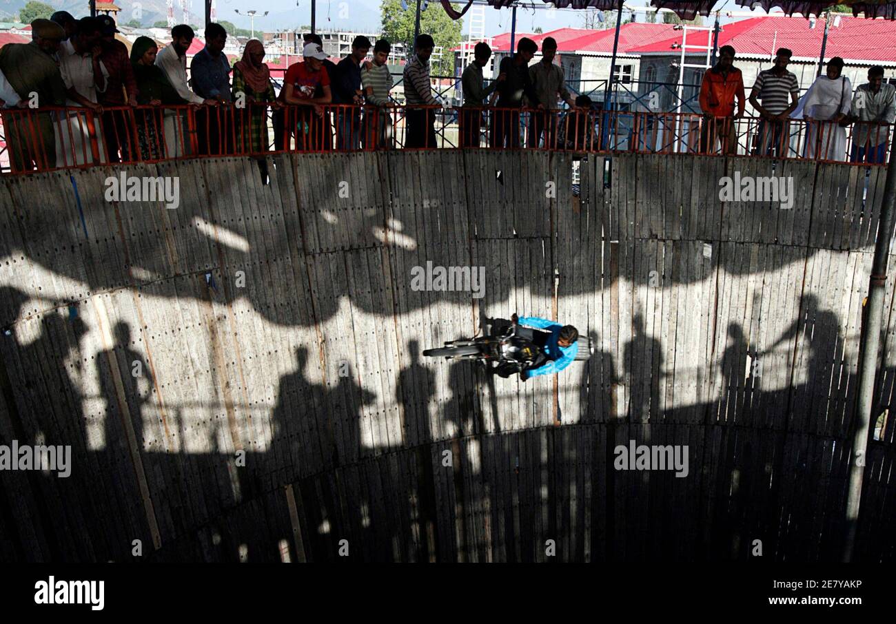 Dare devil stunt hi-res stock photography and images - Alamy